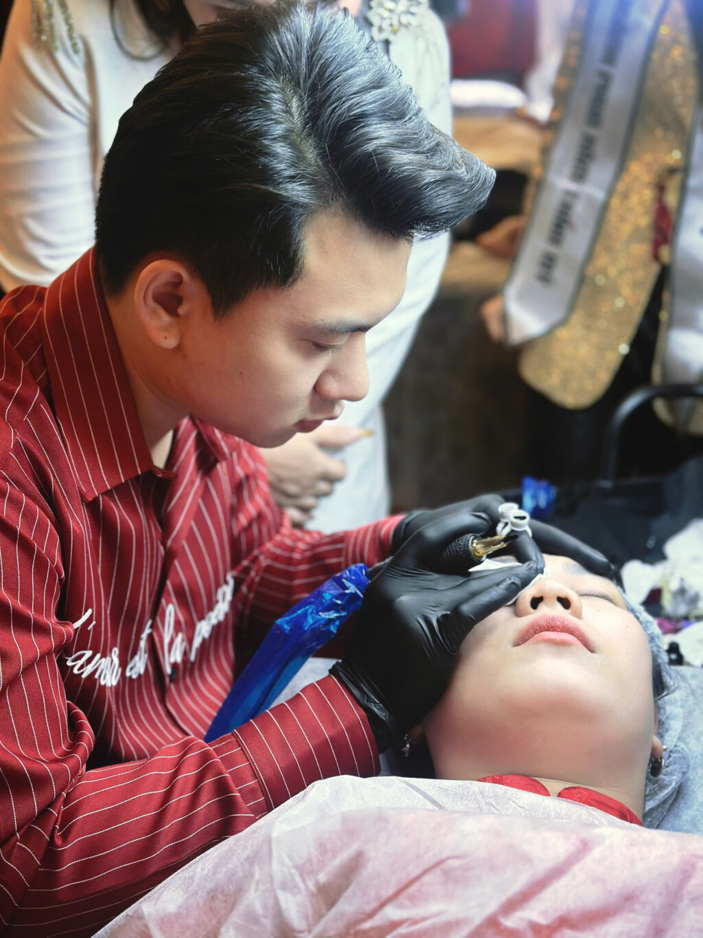 Chuyên gia Chung Bùi Chinh Phục Ngôi Vị Quán Quân Phun Mí Make Up Trên Người Thật Tại Giải Đấu ...